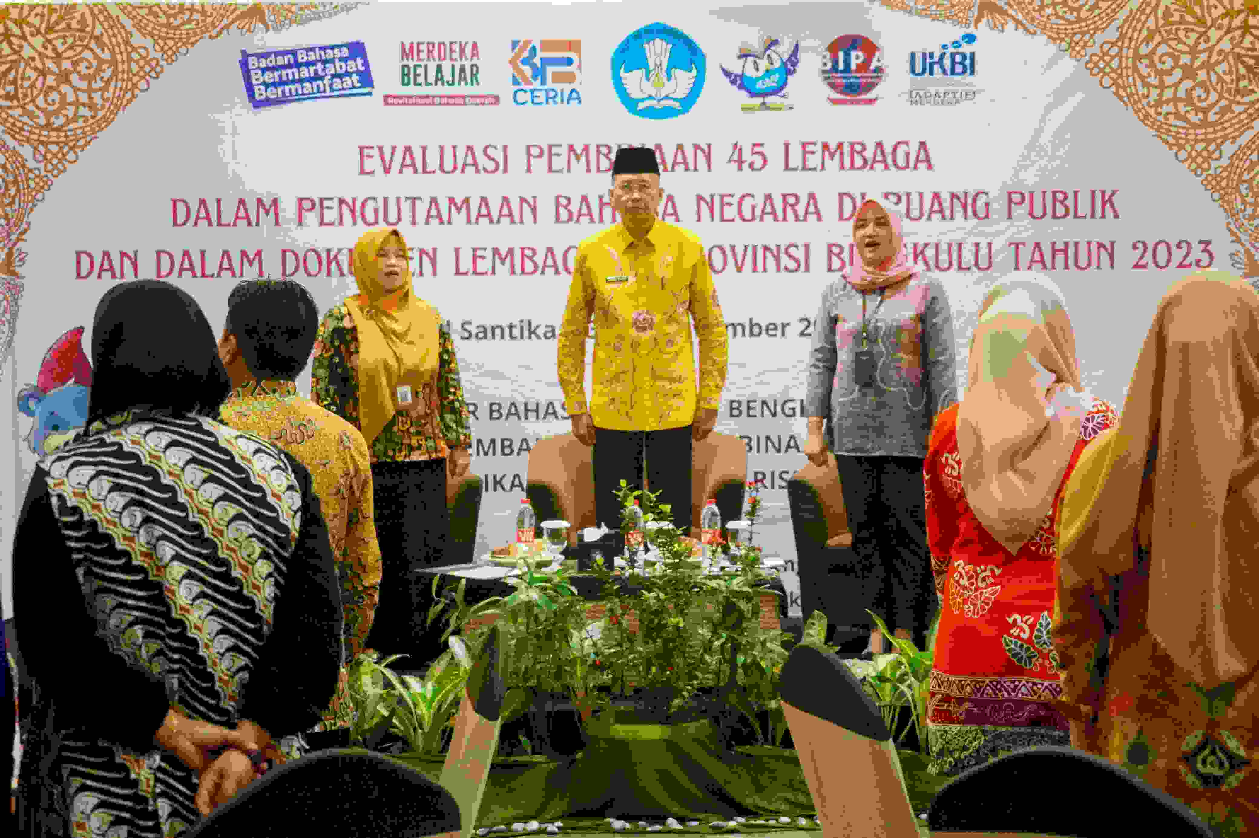 Sekda Isan Fajri Buka Evaluasi Pembinaan 45 Lembaga dalam Pengutamaan Bahasa Negara - Nusantara ...